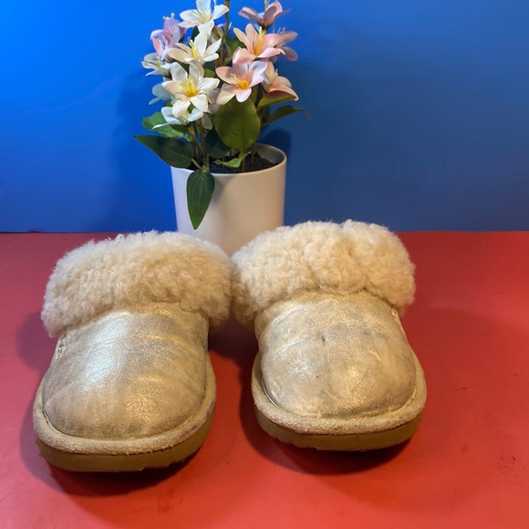 UGG | Shoes | Girls Ugg Slippers Sz 4 | Poshmark